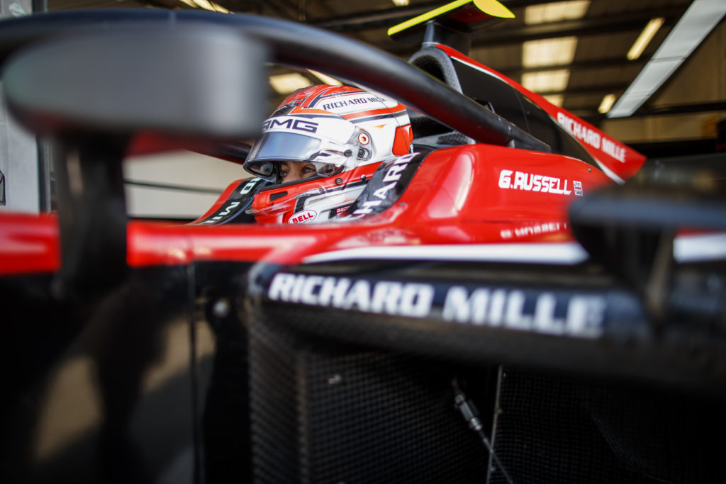 George Russell se lleva la pole de la F2 en Inglaterra • MomentoGP